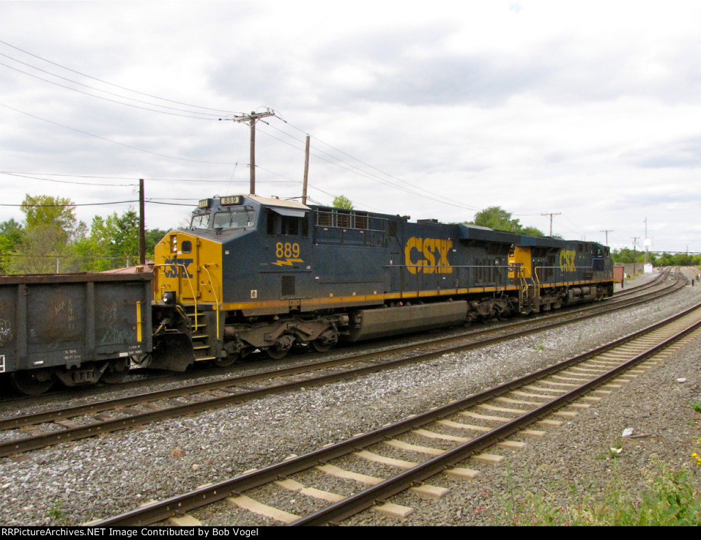 CSX 889 and 5216
